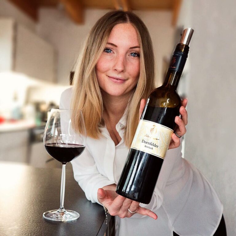 Amelia Singer on Social Media and Wine | ART & WINE MAGAZINE